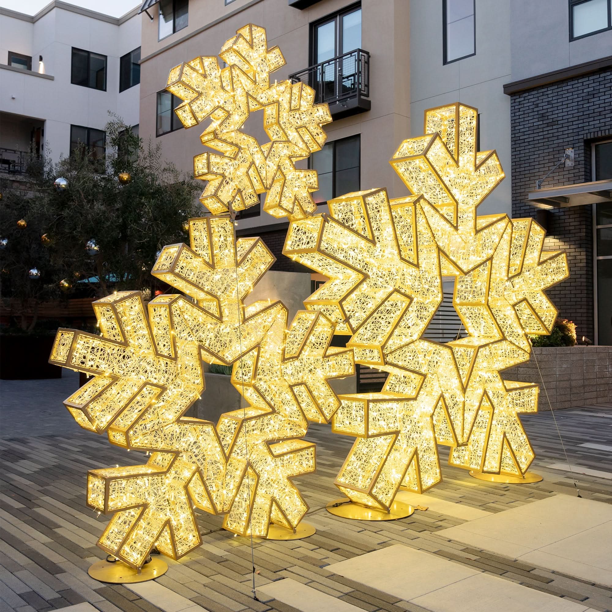 Lit Displays, Wholesale Christmas Decorations - Dekra-Lite